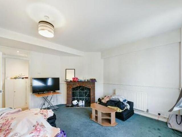 2 Bedroom Apartment For Rent In Lynton Road, London