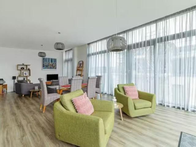 2 bedroom apartment for rent in Leopold House, Percy Terrace.