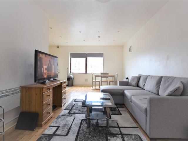 2 bedroom apartment for rent in Lewis Road, Sutton