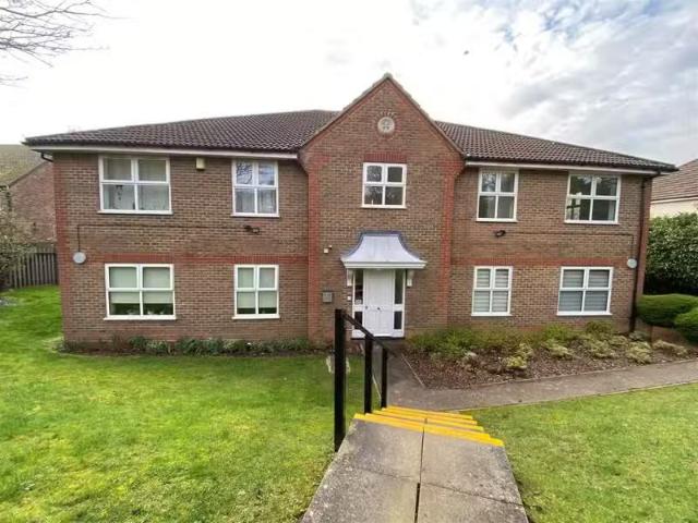 2 bedroom apartment for rent in Lockswood Close, birdfosters.