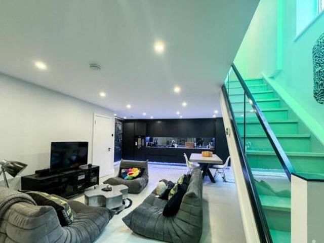 2 Bedroom Apartment For Rent In London