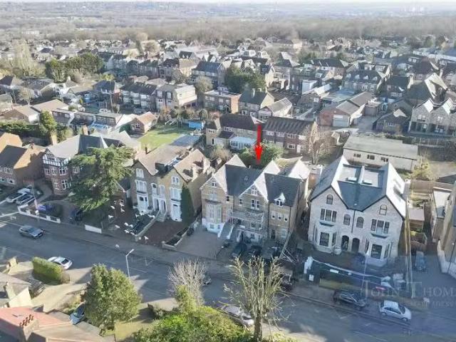 2 bedroom apartment for rent in Palmerston Road, Buckhurst Hil.