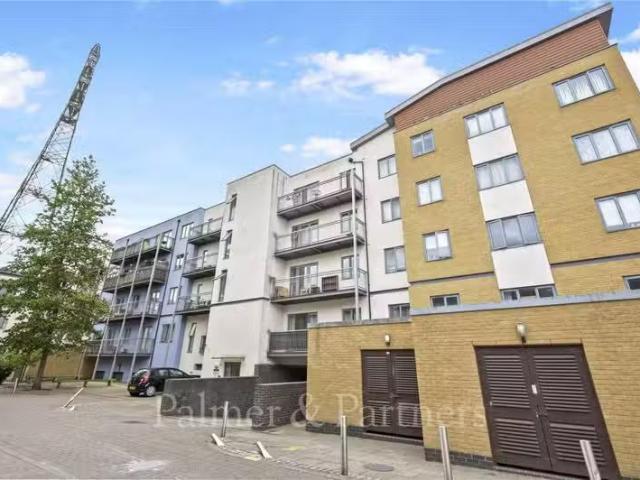 2 bedroom apartment for rent in Pier Wharf, Quayside Drive, Co.