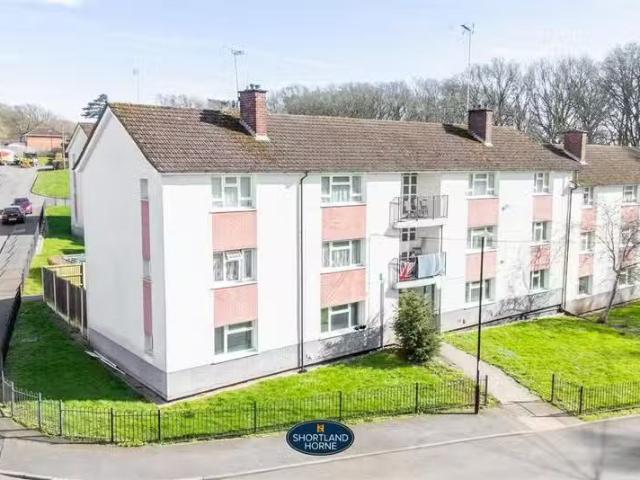 2 bedroom apartment for rent in Pinnock Place, Tile Hill, Cove.
