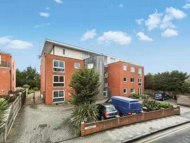 2 bedroom apartment for rent in Plaistow Lane, Bromley, BR1
