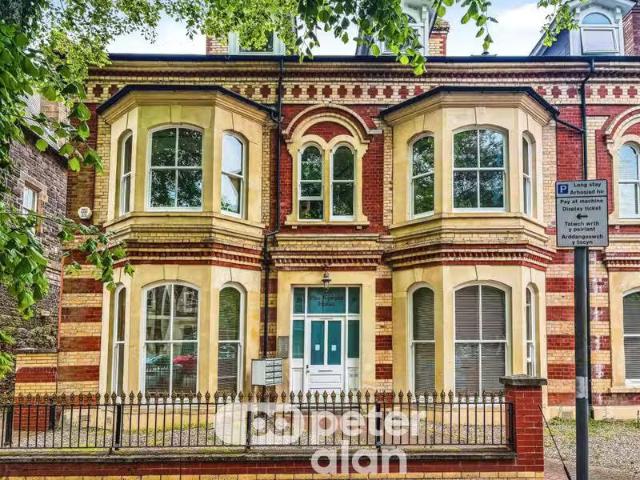 2 bedroom apartment for rent in Plasnewydd House, The Parade.