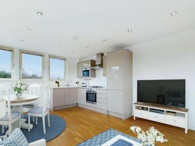 2 Bedroom Apartment For Rent In Plumstead, London