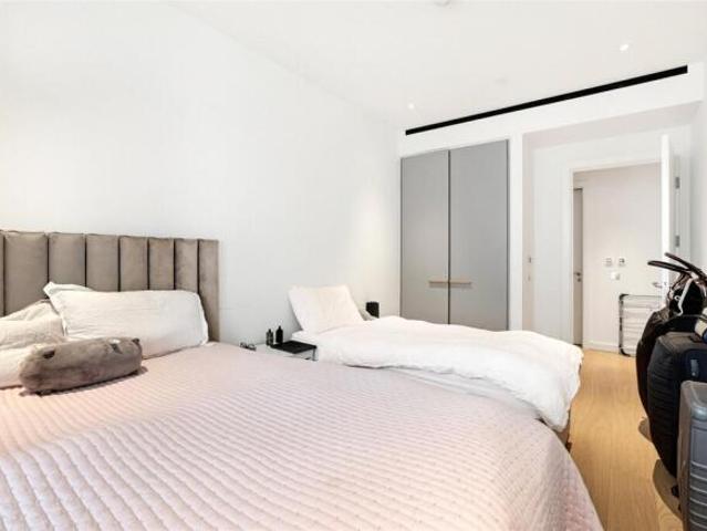 2 bedroom apartment for rent in Prospect Way, London, SW11