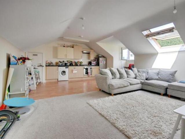 2 bedroom apartment for rent in Queen Marys Avenue, Watford, WD18