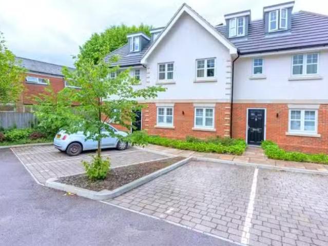 2 bedroom apartment for rent in Rectory Road, Farnborough, Ham.