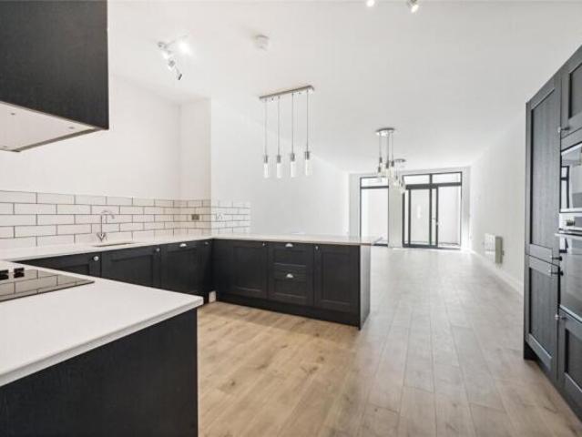 2 bedroom apartment for rent in Rosemont Road, London, W3