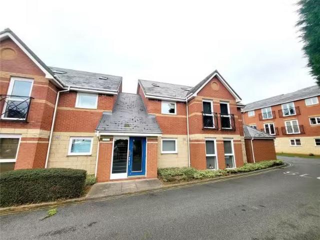 2 bedroom apartment for rent in Station House, Mac Arthur Way.