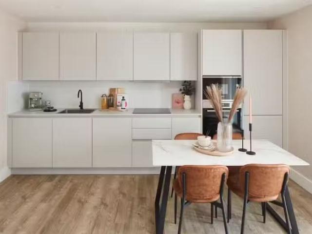 2 bedroom apartment for rent in Station Road, Croydon, London.