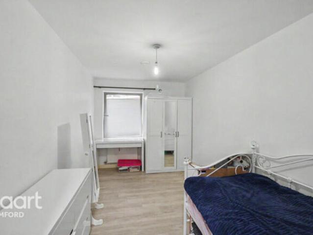 2 bedroom apartment for rent in Serpentine Close, Romford, RM6