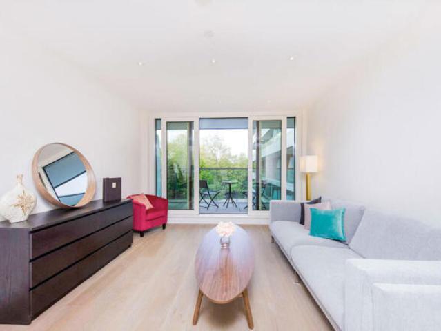 2 bedroom apartment for rent in Sopwith Way, London, SW11