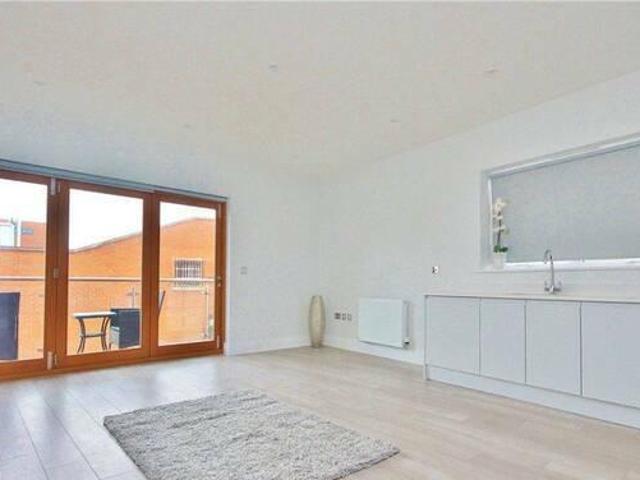 2 bedroom apartment for rent in South Street StainesuponThames Surrey TW18