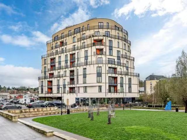 2 bedroom apartment for rent in Sovereign Point, Midland Road.