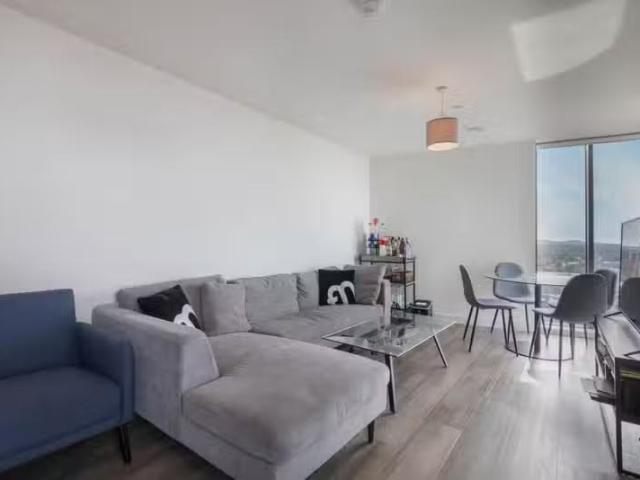 2 bedroom apartment for rent in The Bank, 60 Sheepcote Street.