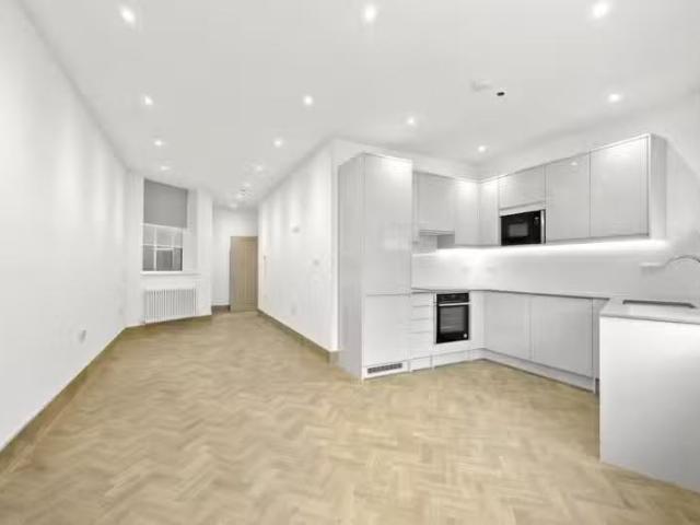 2 bedroom apartment for rent in The Broadway, Woodford Green.