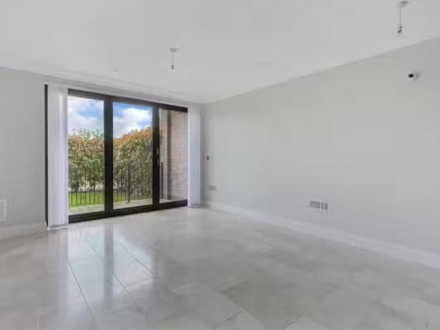 2 bedroom apartment for rent in The Crescent, Station Road, Wo.