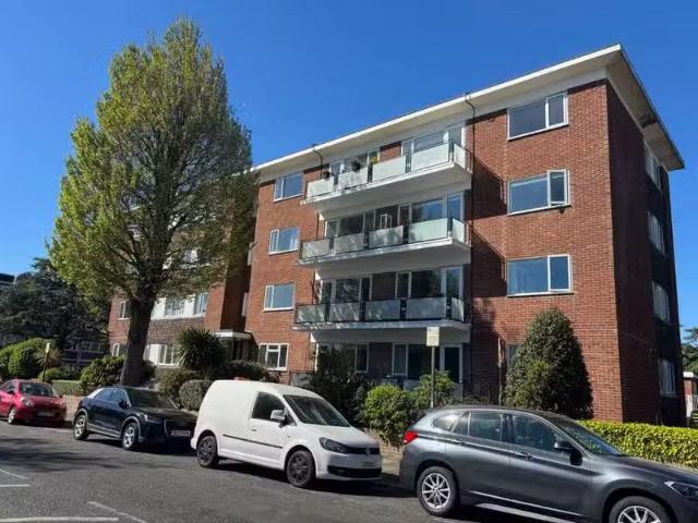 2 bedroom apartment for rent in The Drive, Hove, East Susinter.