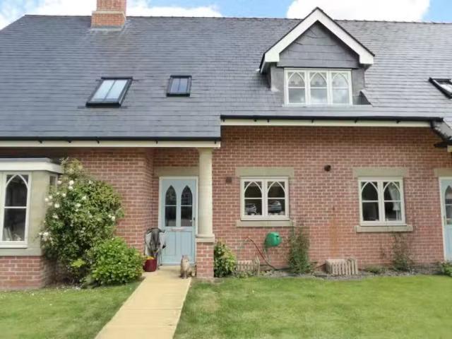 2 bedroom apartment for rent in The Mews, New Court Gardens, R.