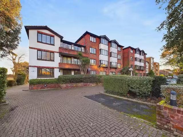 2 bedroom apartment for rent in The Oasis, Widmore Road, Broml.