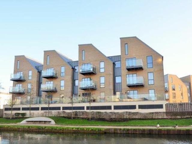 2 Bedroom Apartment For Rent In Trout Road, West Drayton