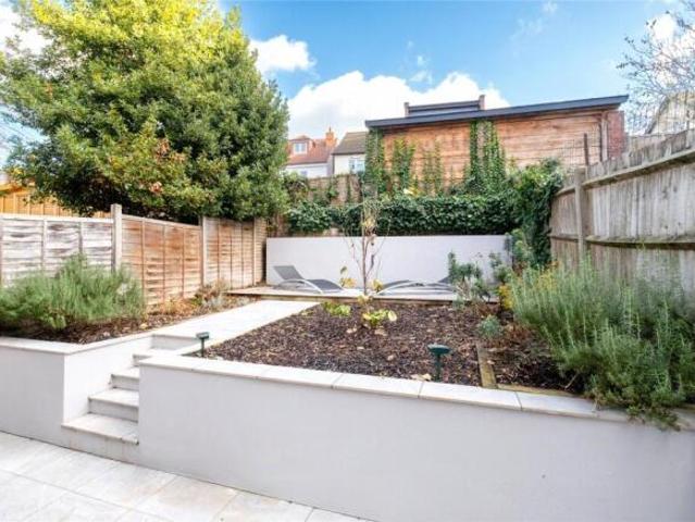 2 bedroom apartment for rent in Valley Road, London, SW16