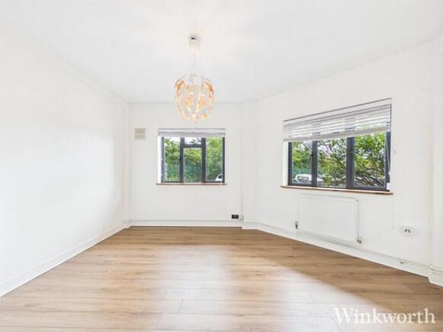2 bedroom apartment for rent in Victoria Court, Kingsbridge Avenue, W3