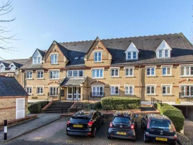 2 Bedroom Apartment For Rent In Watford, Hertfordshire