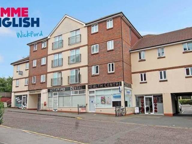 2 bedroom apartment for rent in Wickford NEW CARPETS REDECORATED SS11