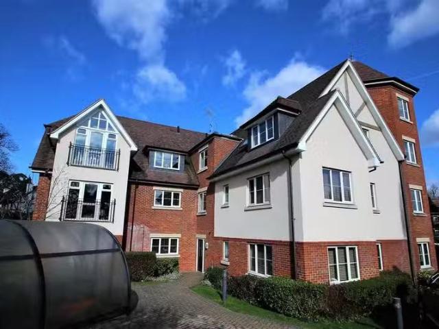 2 bedroom apartment for rent in Woodcote Valley Road, Purley.