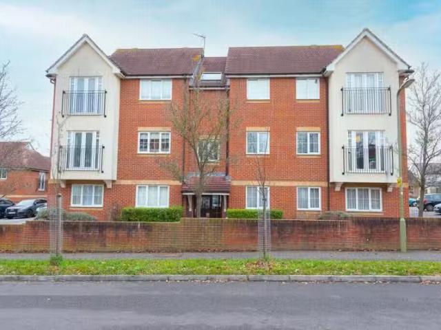 2 bedroom apartment for rent in Woodside Court, Farnborough, G.