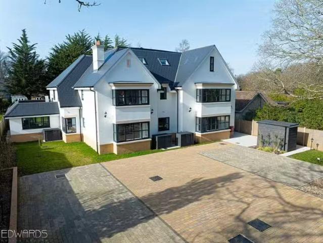 2 bedroom apartment for rent in 14 Golf Links Road, Ferndown.