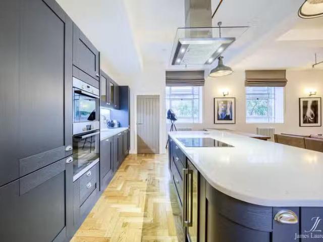 2 bedroom apartment for rent in 152 Great Charles Street Queen.