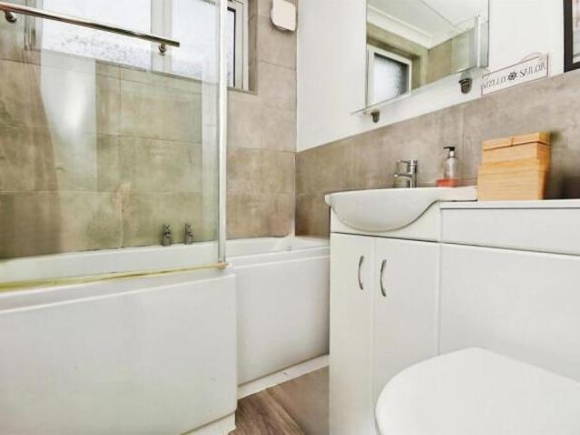 2 bedroom apartment for sale in Meadgate Avenue, Great Baddow, Chelmsford, CM2
