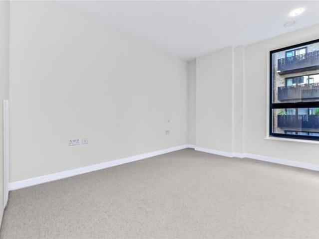 2 bedroom apartment for sale in Middle Road, London, W7