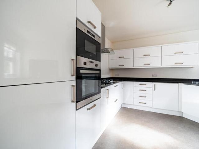 2 bedroom apartment for sale in Milnthorpe Road, Eastbourne, BN20