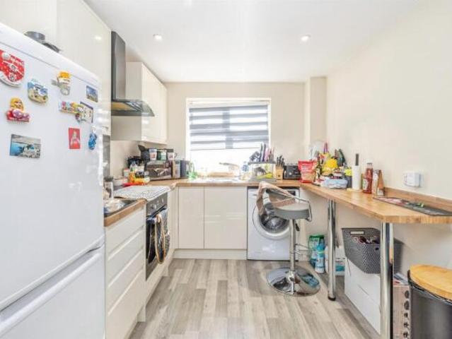 2 bedroom apartment for sale in Mildred Avenue, Watford, WD18