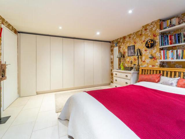 2 bedroom apartment for sale in Mount View Road, Stroud Green N4