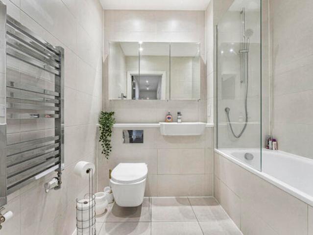 2 bedroom apartment for sale in New Village Avenue, London, E14