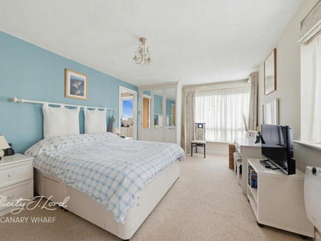2 bedroom apartment for sale in Newport Avenue, LONDON, E14