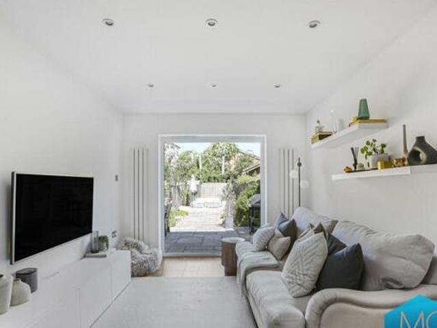 2 Bedroom Apartment For Sale In North Finchley, London