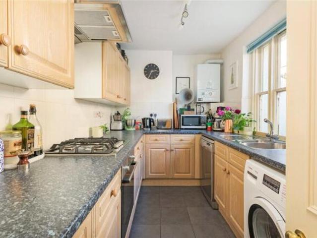 2 bedroom apartment for sale in Auckland Road, SW11