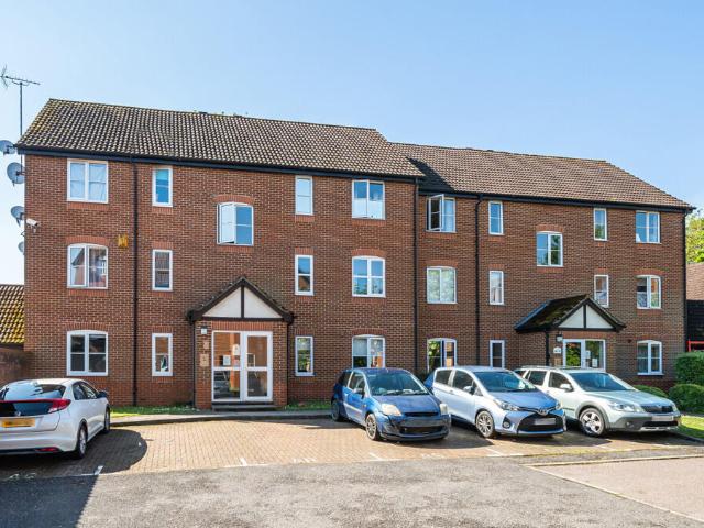 2 bedroom apartment for sale in Admirals Court, Rose Kiln Lane, Reading, RG1