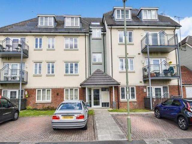 2 Bedroom Apartment For Sale In Aldershot, Hampshire