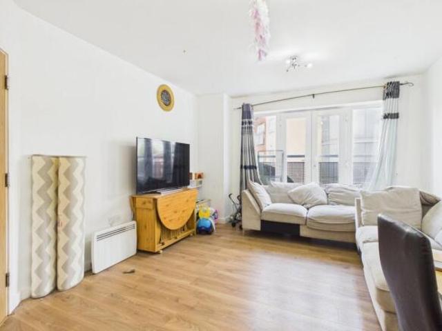 2 bedroom apartment for sale in Aspects Court, Slough, Berkshire, SL1