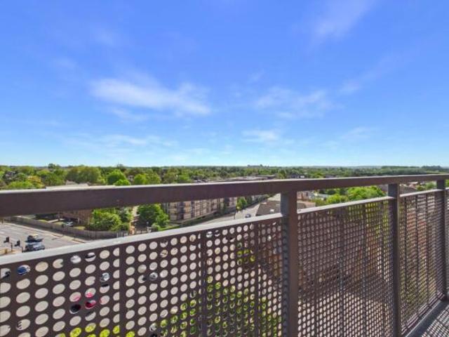 2 bedroom apartment for sale in Aspects Court, Slough, Berkshire, SL1