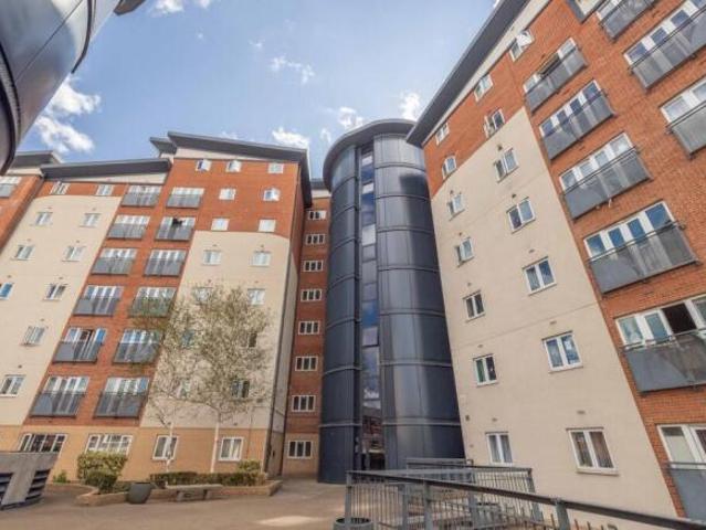 2 bedroom apartment for sale in Aspects Court, Slough, SL1